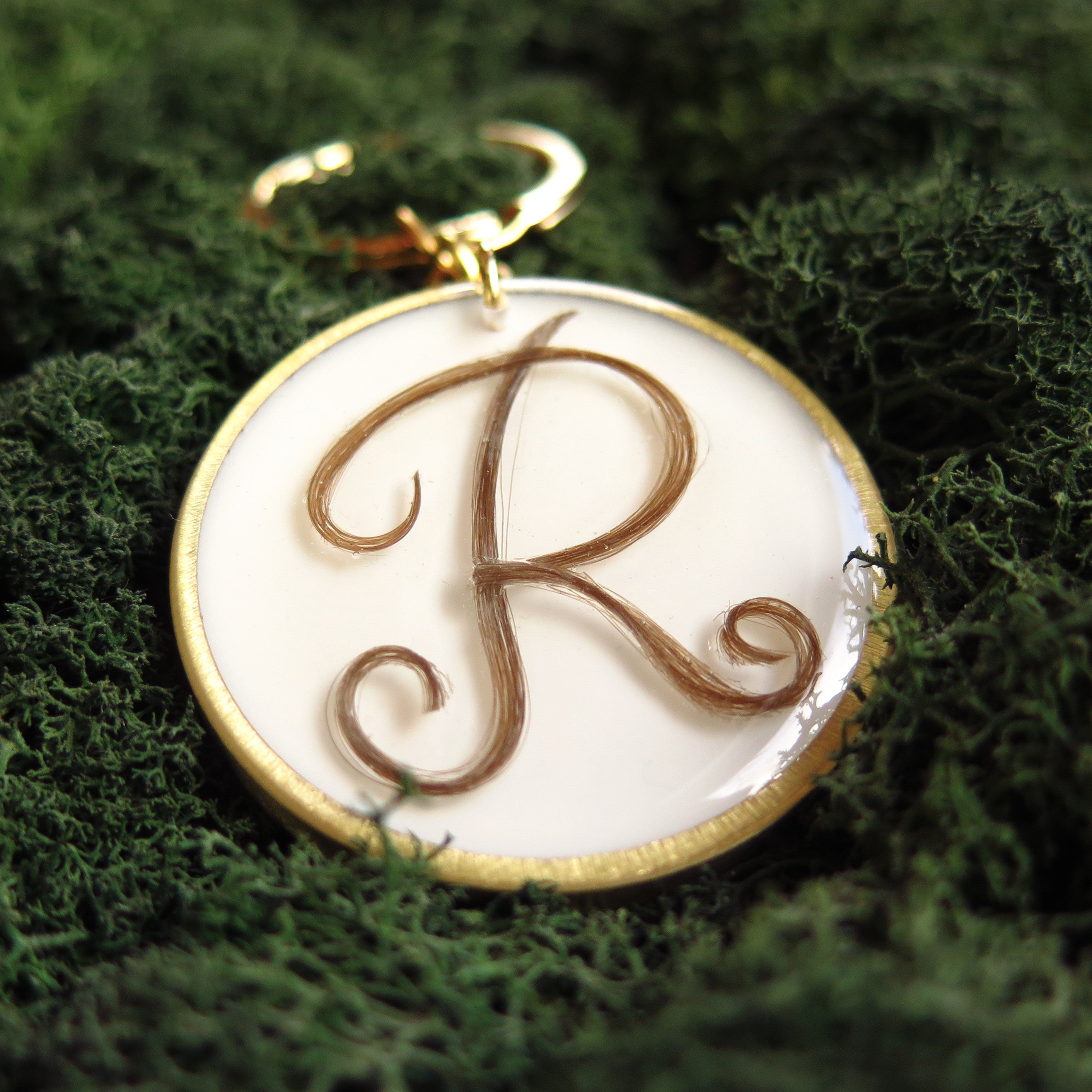 Trauerschmuck mit Haarlocke in Amulett aus Messing – Trauer-Unikat